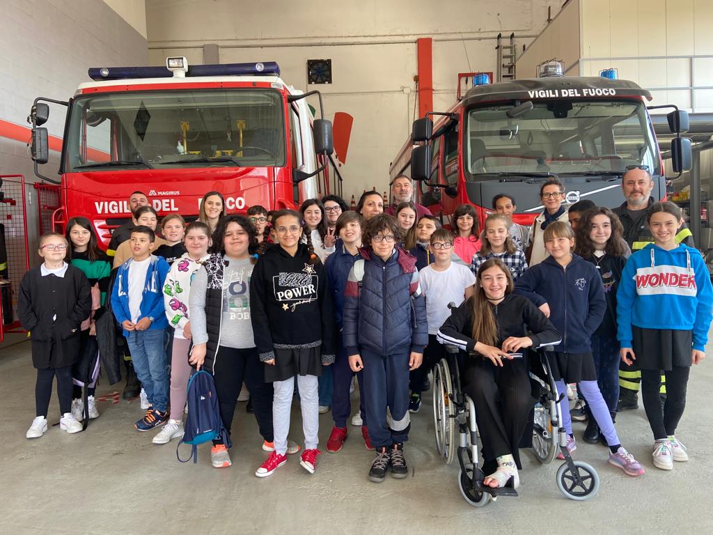 Mede: gli studenti delle quinte elementari visitano la caserma dei pompieri - Vigevano24.it