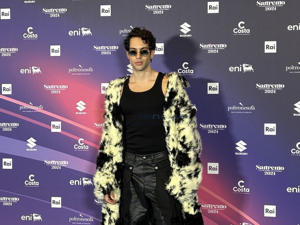 74° Festival di Sanremo, Mahmood: “La tuta gold è una sorta di armatura ...