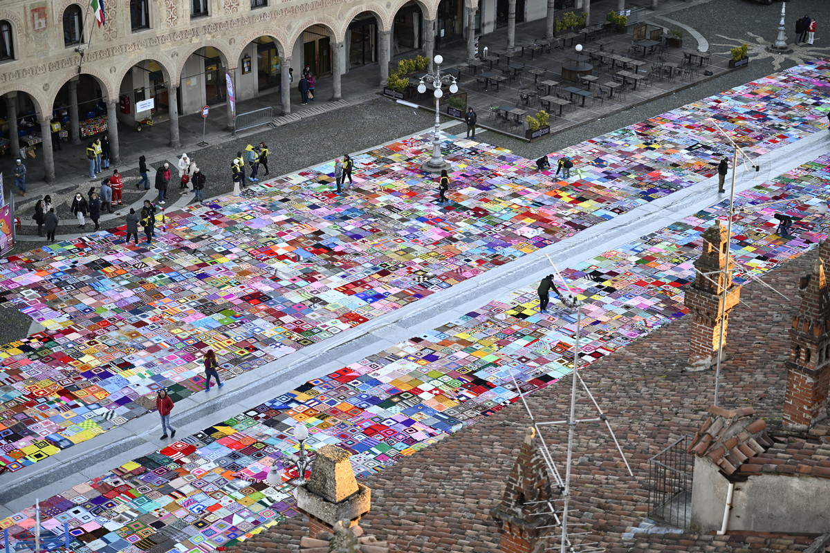 Viva Vittoria Vigevano, 3.500 coperte in piazza Ducale per dire NO alla violenza sulle Donne. Le ...