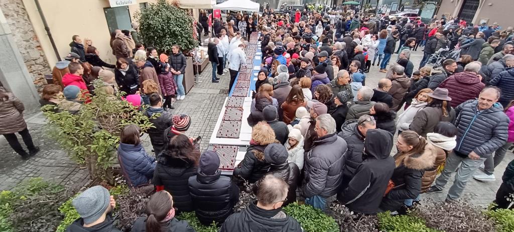 A Sesto Calende una torta record: è lunga 13 metri - Vigevano24.it