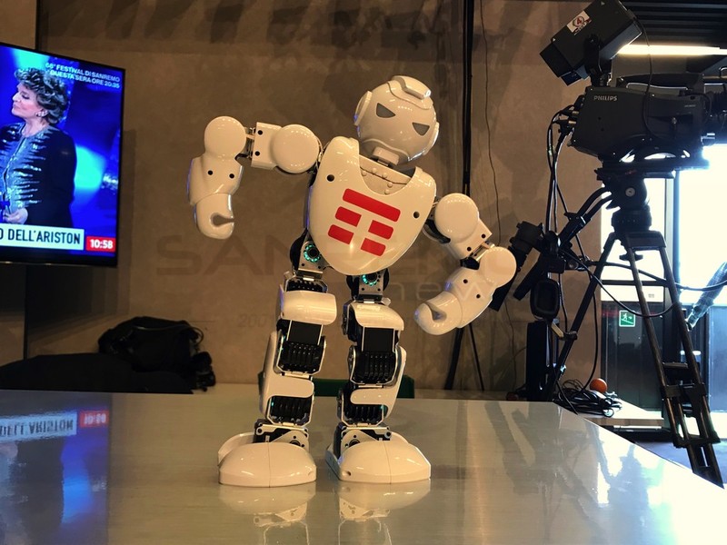 #Sanremo2018: il Robot Tim è la mascotte della sala stampa Ariston Roof ...