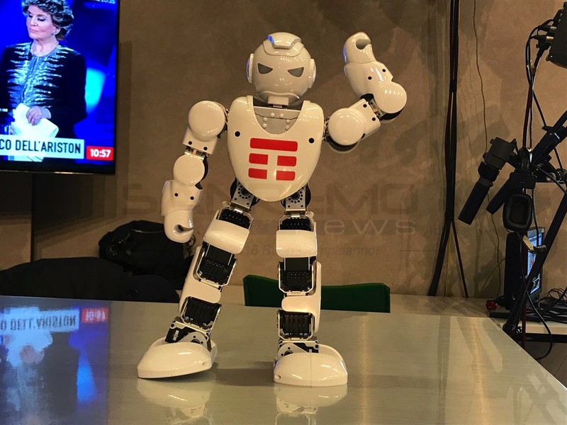 #Sanremo2018: il Robot Tim è la mascotte della sala stampa Ariston Roof ...
