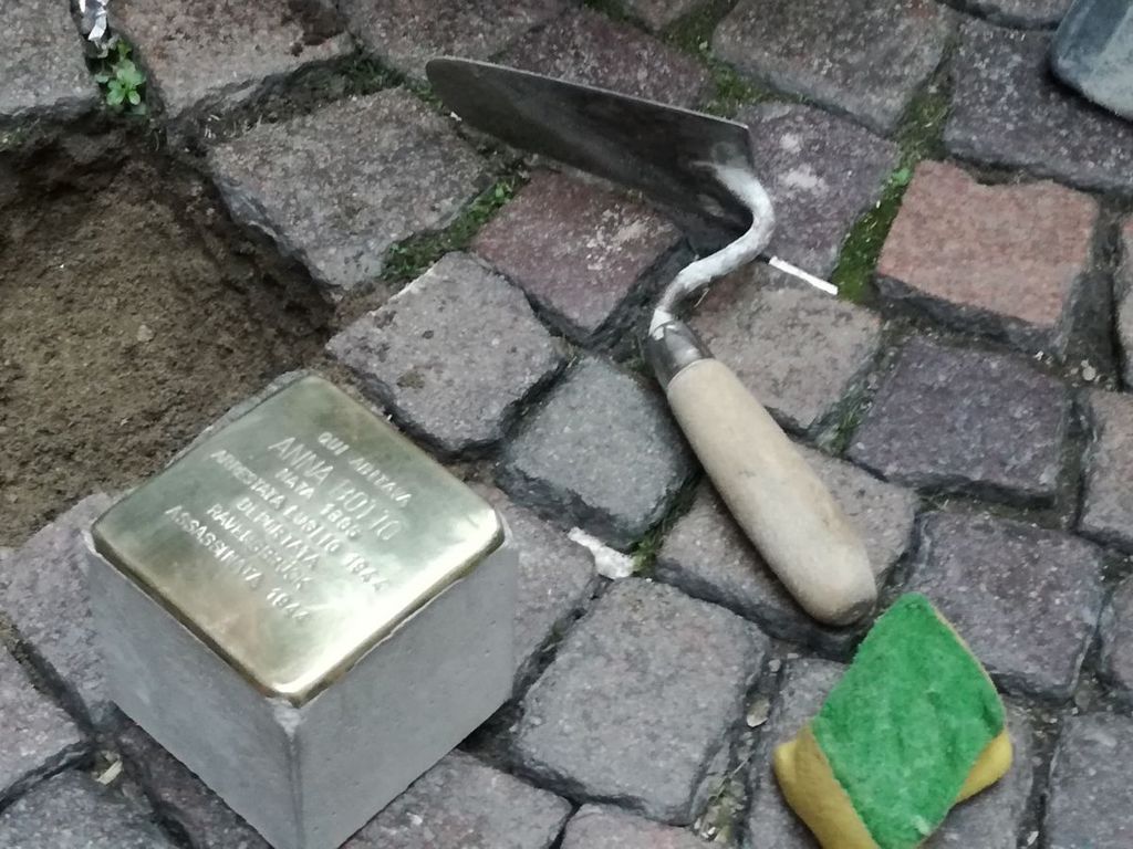 Vigevano, posate le pietre d’inciampo in ricordo di Anna Botto e ...